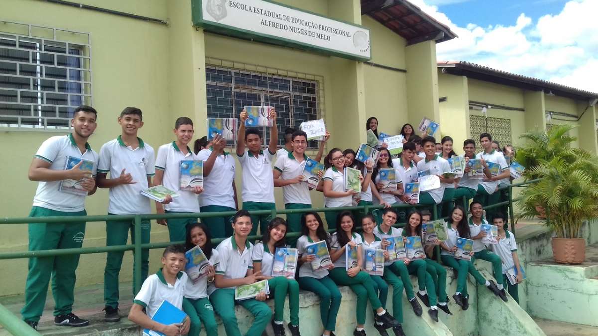 EEEP Alfredo Nunes realiza entrega de kits escolares - Coordenadoria ...